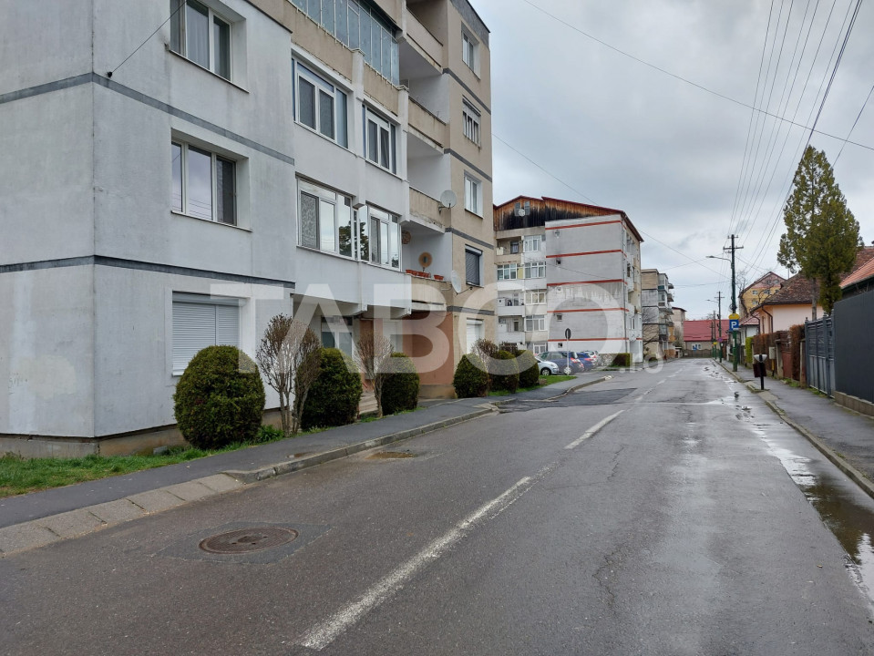 Apartament de inchirat 3 camere decomandate etaj 2 Piata Noua Cisnadie ...